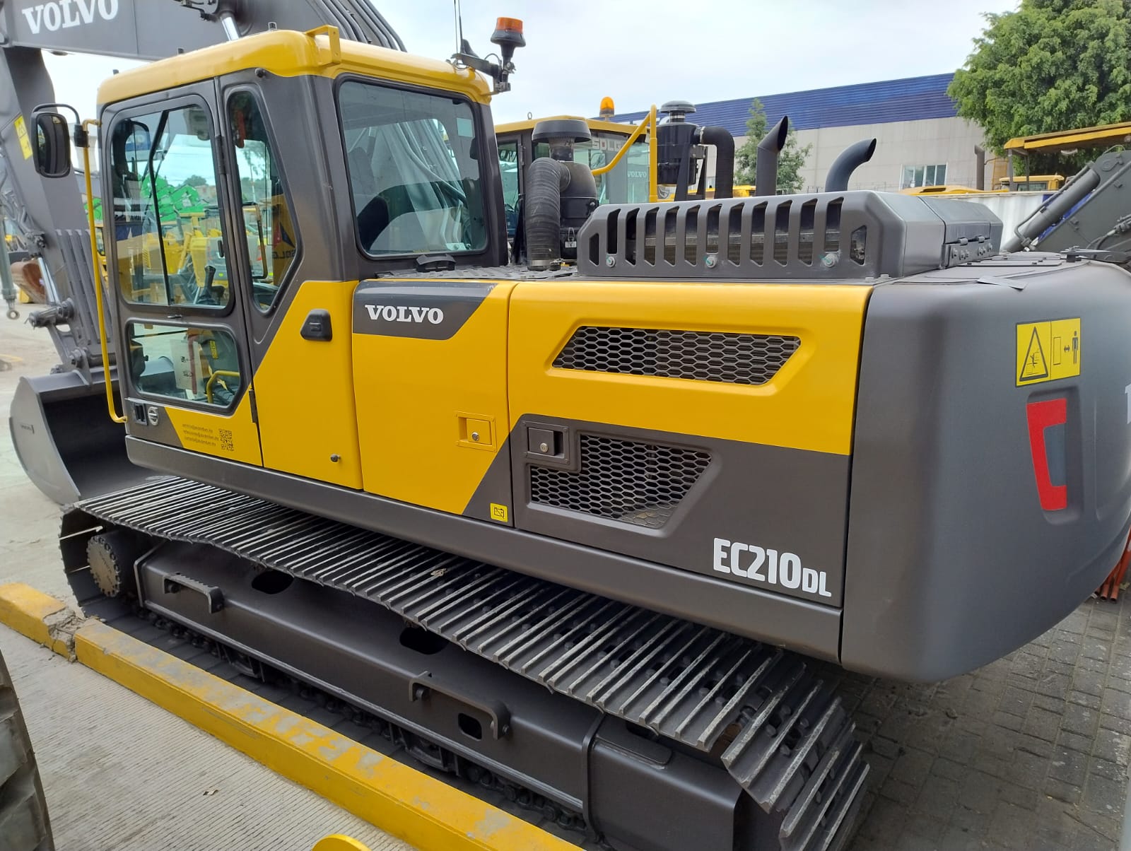 EXCAVADORA SOBRE ORUGAS EC210DL | AscendumR